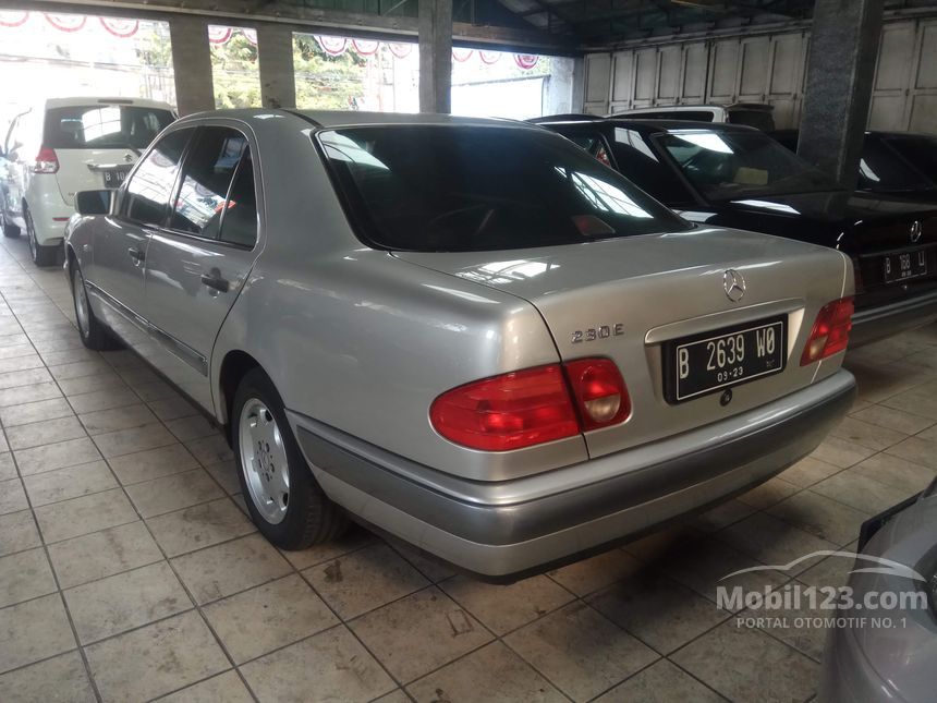 Jual Mobil Mercedes-Benz E230 1996 W210 2.3 Automatic 2.3 di DKI ...