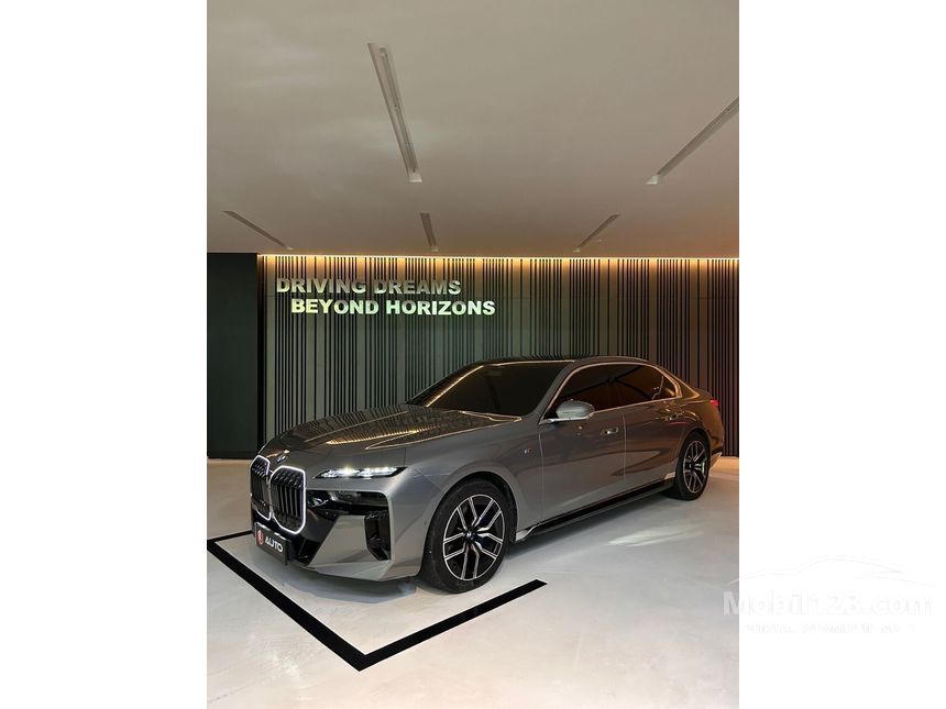 Jual Mobil BMW 735i 2023 M Sport 3.0 di DKI Jakarta Automatic Sedan Abu ...
