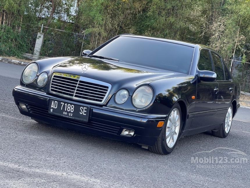 Jual Mobil Mercedes-Benz E320 1997 W210 3.2 Automatic 3.2 di DKI ...