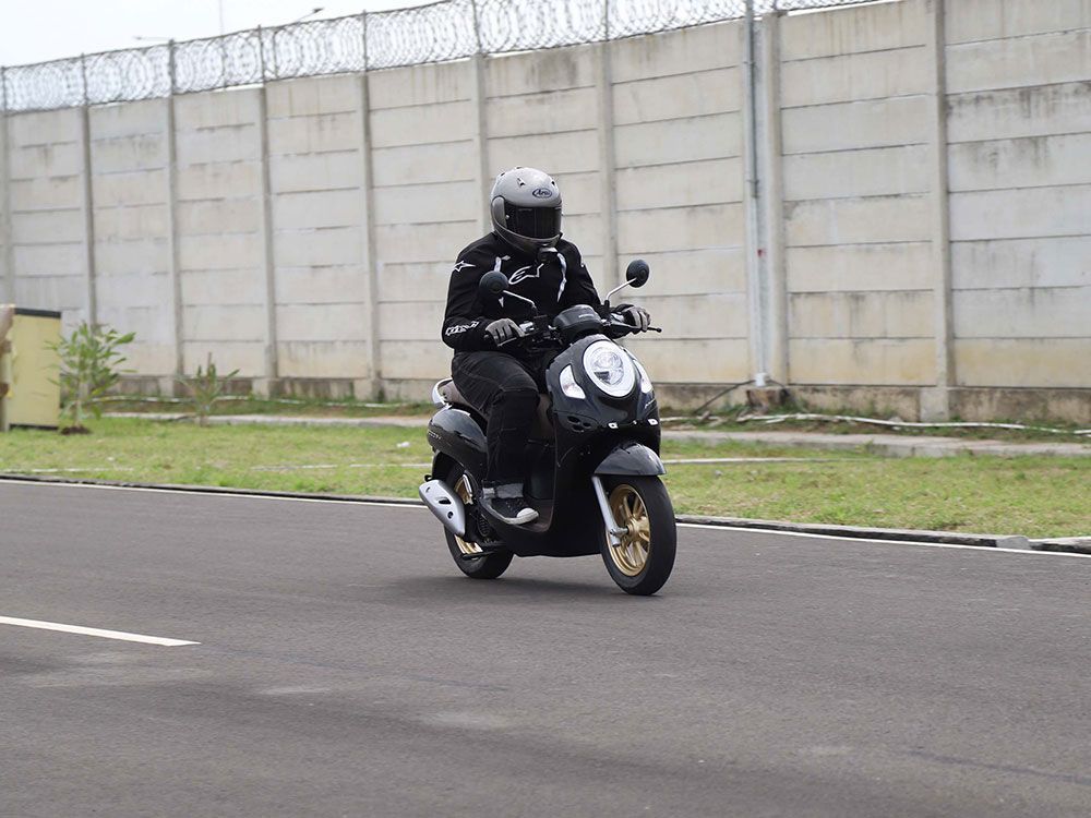 Naik Motor Siang Hari Ternyata Berbahaya - Berita Otomotif | Mobil123