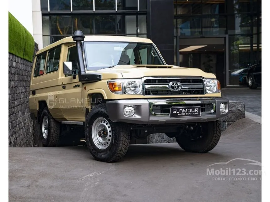Jual Mobil Toyota Land Cruiser 2022 70 GXL Troop Carrier 4.5 di DKI ...