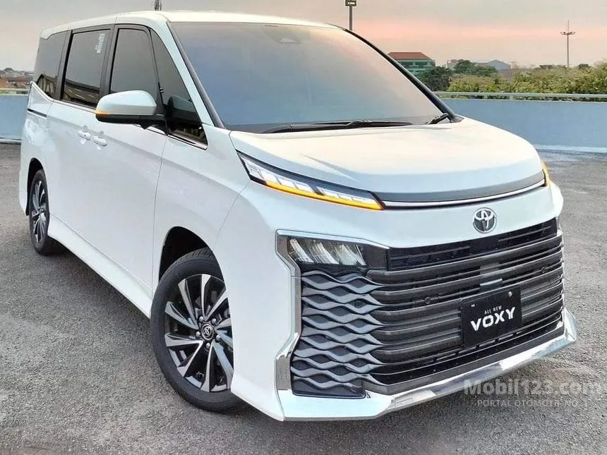 Jual Mobil Toyota Voxy 2023 2.0 di Banten Automatic Van Wagon Putih Rp ...