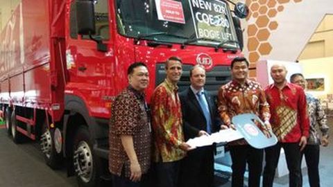 UD Truck Quester CQE 280 8x2R Digunakan Untuk Distribusi Coca-Cola Terbaru | Mobil123