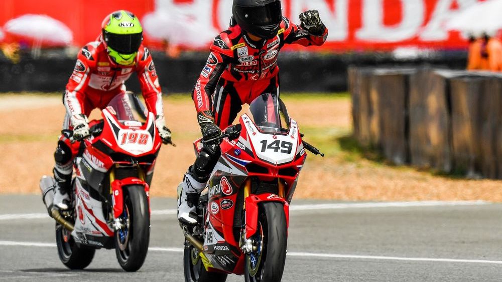 [ARRC] “ธัชกร” นักบิดดาวรุ่ง “เอ.พี.ฮอนด้า” ควบ Honda CBR250RR ผงาดคว้า ...