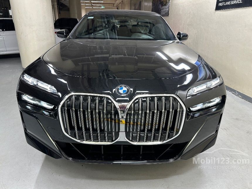 Jual Mobil BMW 735i 2023 M Sport 3.0 di DKI Jakarta Automatic Sedan ...
