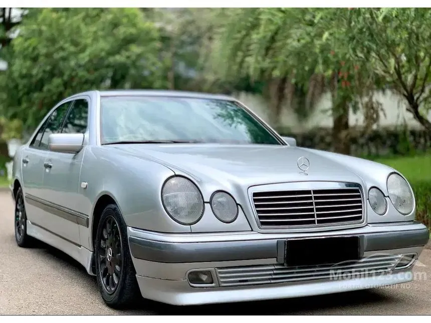 Jual Mobil Mercedes-Benz E320 1997 W210 3.2 Automatic 3.2 di DKI ...