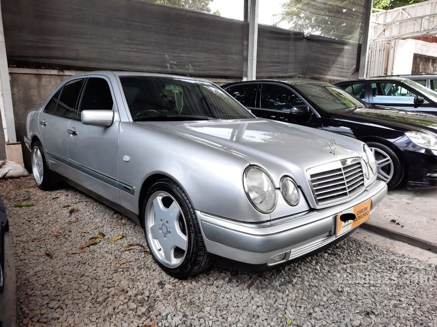 Jual Mobil Mercedes-Benz E320 1997 W210 3.2 Automatic 3.2 di DKI ...