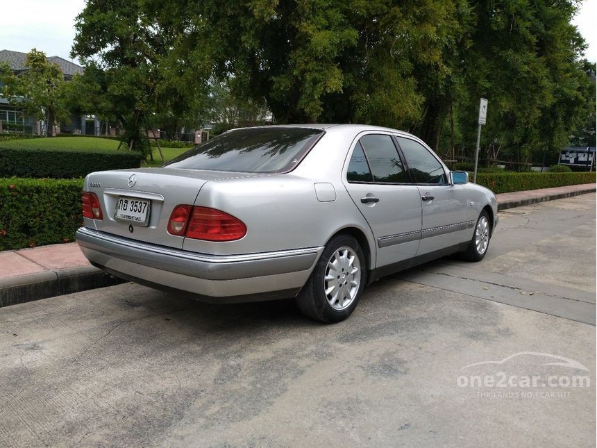 Mercedes-Benz E230 1997 W210 (ปี 95-03) Elegance 2.3 เกียร์อัตโนมัติ สี ...