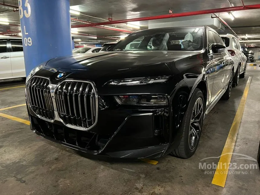 Jual Mobil BMW 735i 2023 M Sport 3.0 di DKI Jakarta Automatic Sedan ...