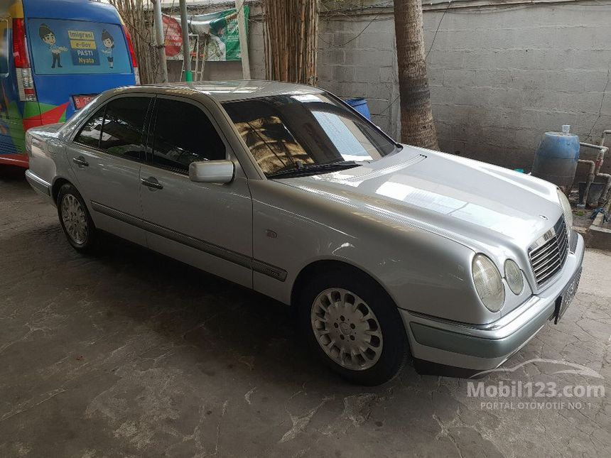 Jual Mobil Mercedes-Benz E320 1997 W210 3.2 Automatic 3.2 di DKI ...