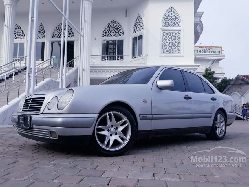Jual Mobil Mercedes-Benz E230 1998 W210 2.3 Automatic 2.3 di DKI Jakarta Automatic Sedan Silver ...