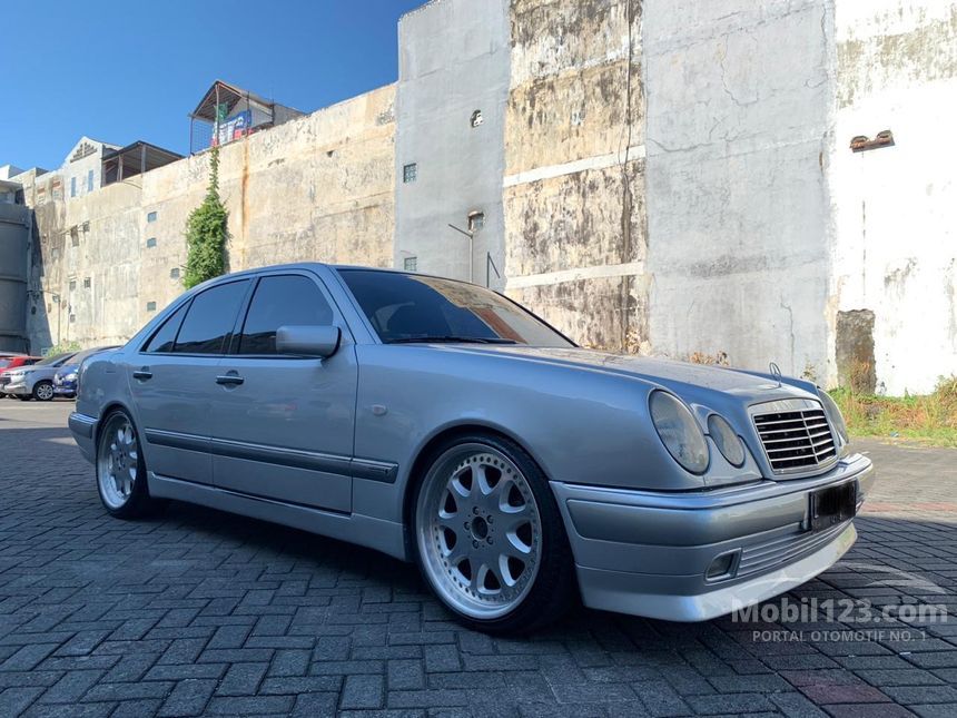 Jual Mobil Mercedes-Benz E320 1998 W210 3.2 Automatic 3.2 di Jawa Timur Automatic Sedan Silver ...