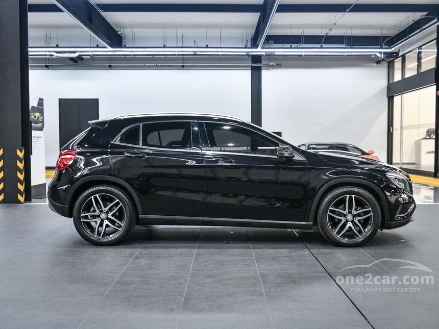 Mercedes-Benz GLA200 2015 W156 (ปี 14-17) Urban 1.6 เกียร์อัตโนมัติ สี ...