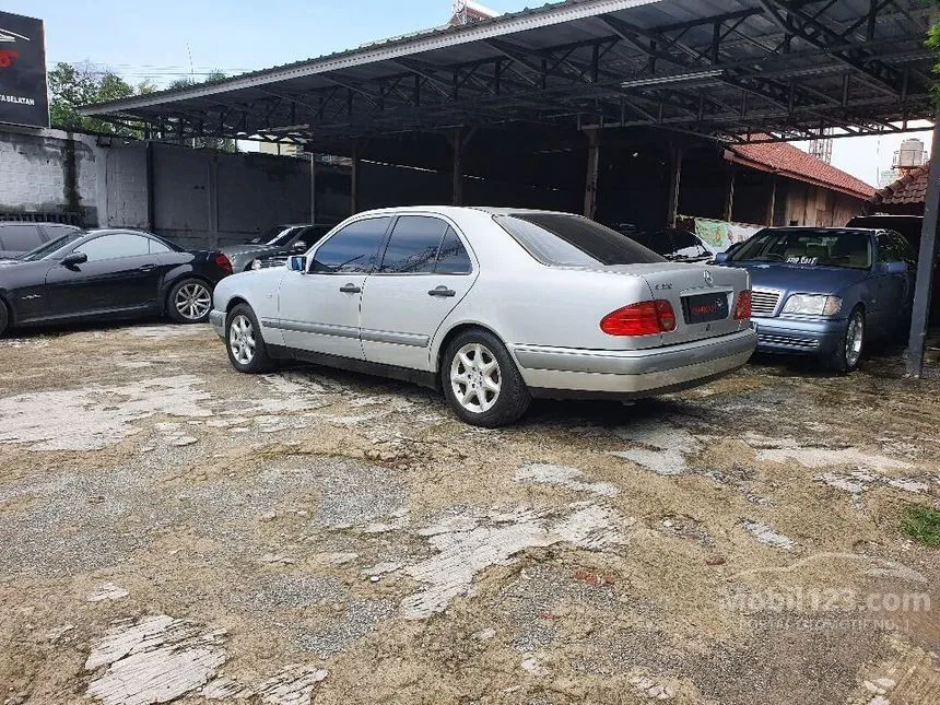 Jual Mobil Mercedes-Benz E230 1997 W210 2.3 Automatic 2.3 di DKI Jakarta Automatic Sedan Silver ...