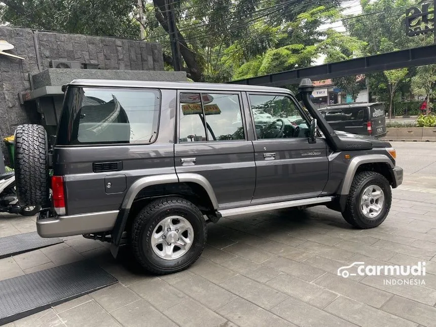 Jual Mobil Toyota Land Cruiser 2021 70 GXL Troop Carrier 4.5 di DKI ...