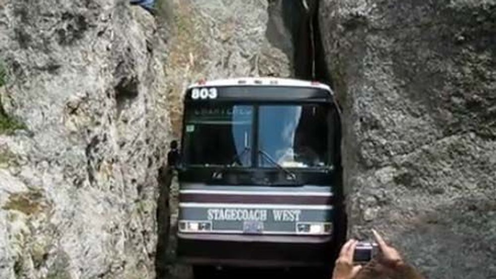 ตามไปดู รถโดยสารขับผ่านอุโมงค์ Needles Eye บนถนนไฮเวย์ที่ South Dakota ...