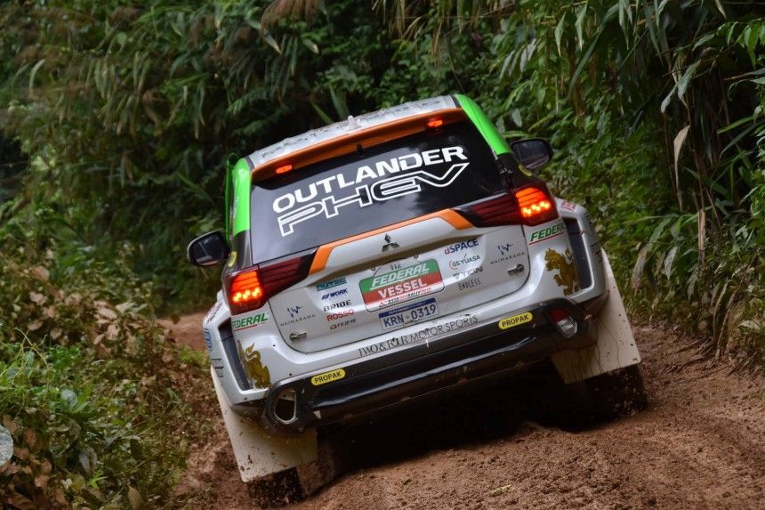 Mitsubishi Outlander At 2015 Asian Cross Country Rally - PHOTOS ...