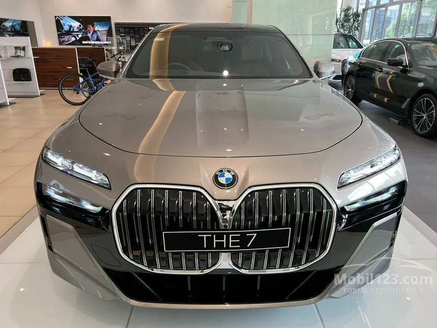 Jual Mobil BMW 735i 2023 M Sport 3.0 di DKI Jakarta Automatic Sedan Abu ...