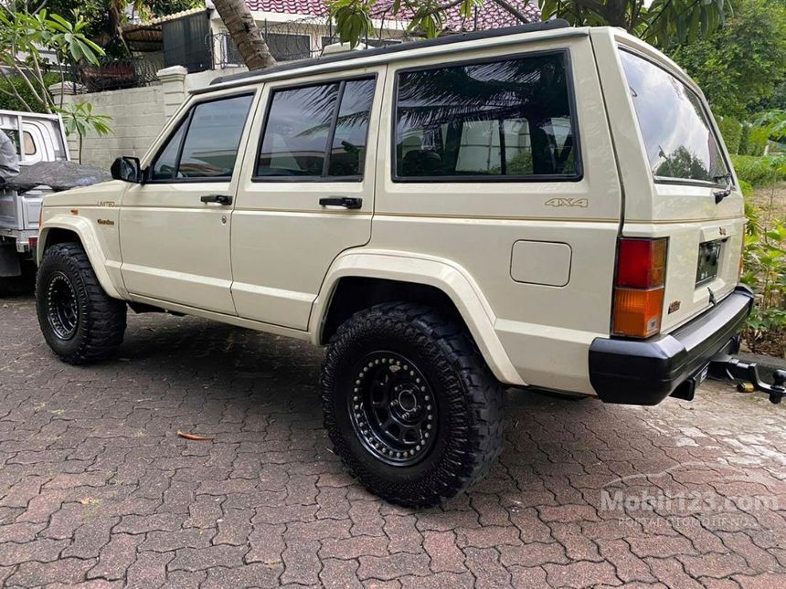 Jual Mobil Jeep Cherokee 1997 4.0 di Jawa Barat Automatic SUV Putih Rp ...